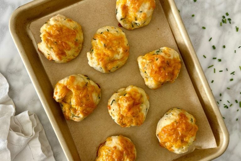 PROTEIN BISCUITS WITH CHEDDAR AND CHIVES | Healthy Foodie Girl